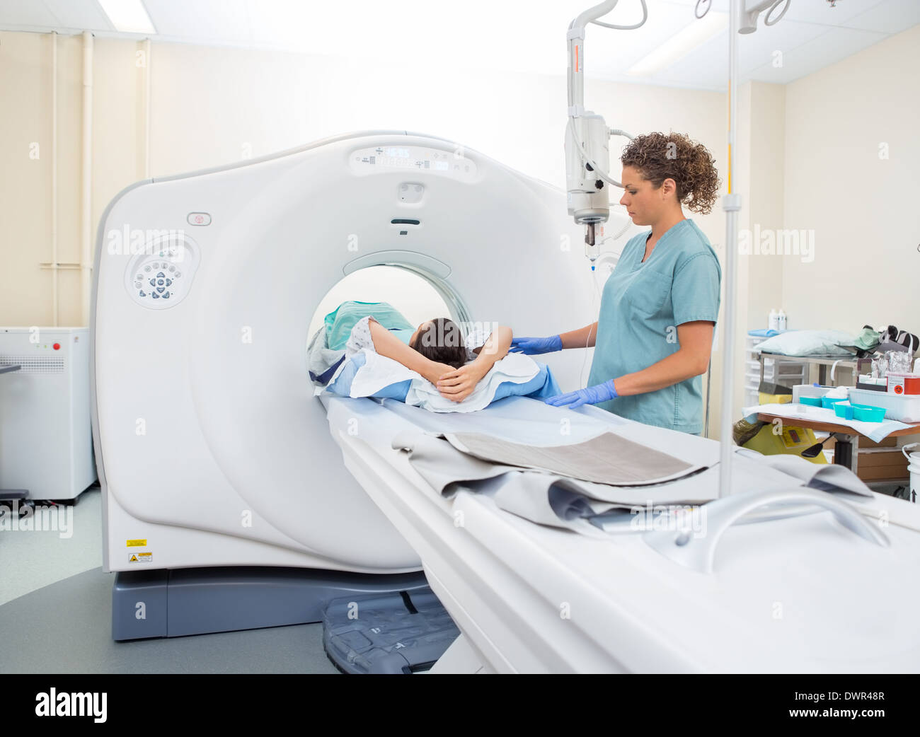 Nurse Preparing Patient For CT Scan Stock Photo - Alamy Nurse Preparing Patient For CT Scan Stock Photo - Alamy
