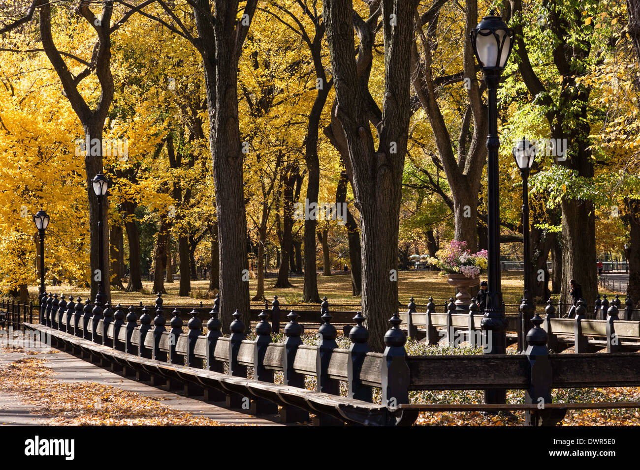 Promenade mall travel destination hi-res stock photography and images ...