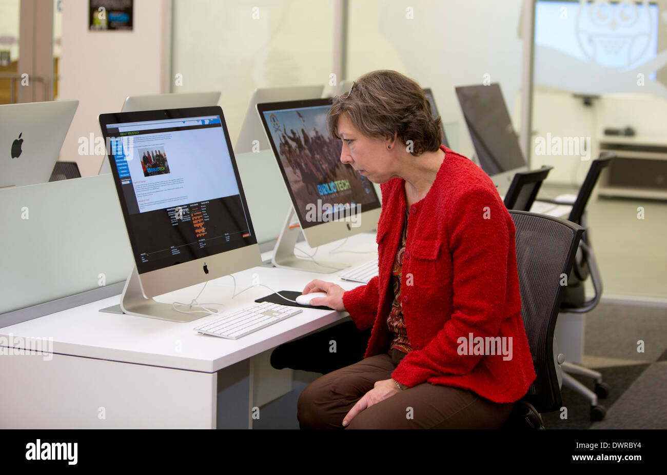 Digital library hi-res stock photography and images - Alamy