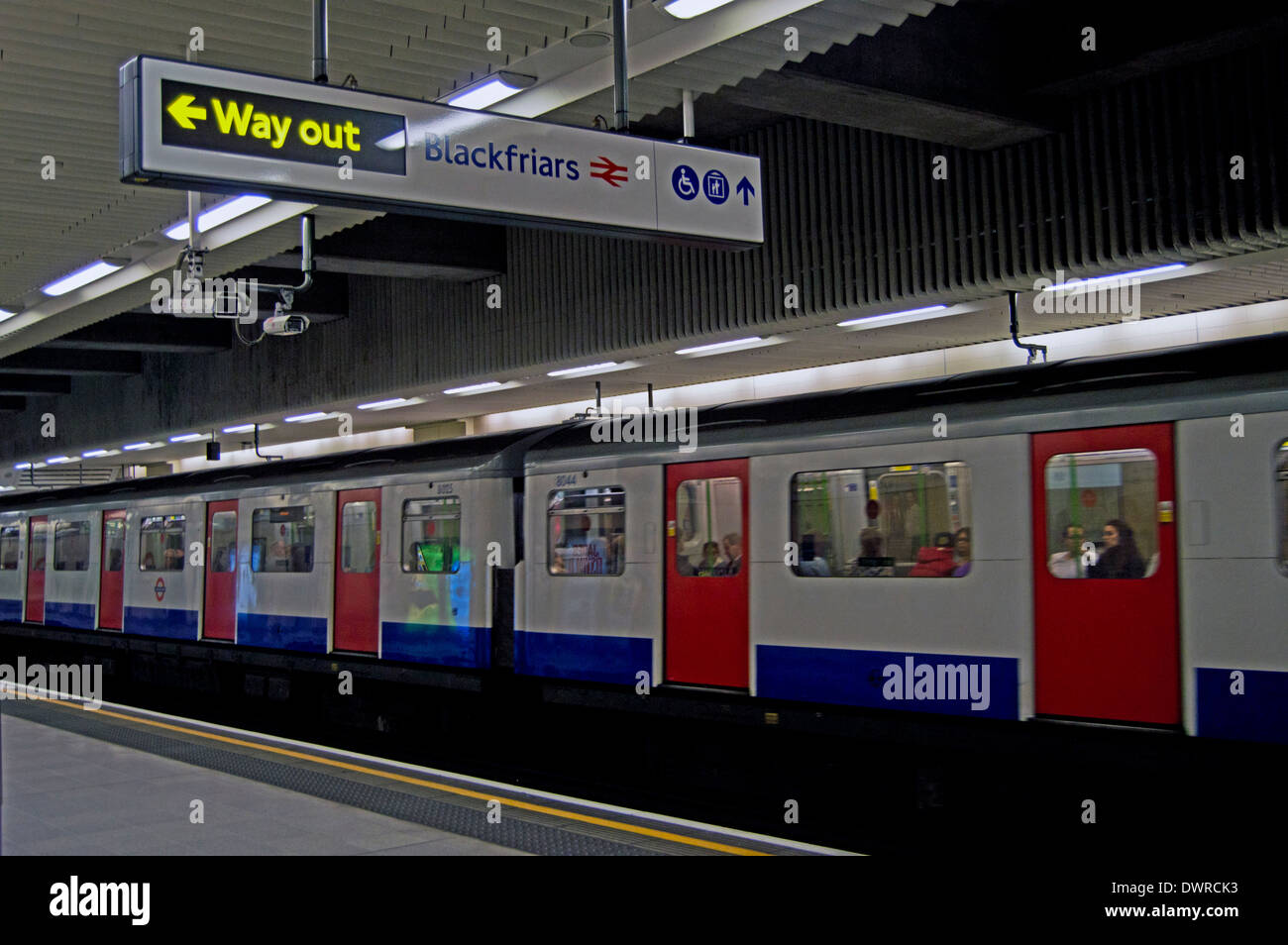 Blackfriars underground station platform showing hi-res stock ...