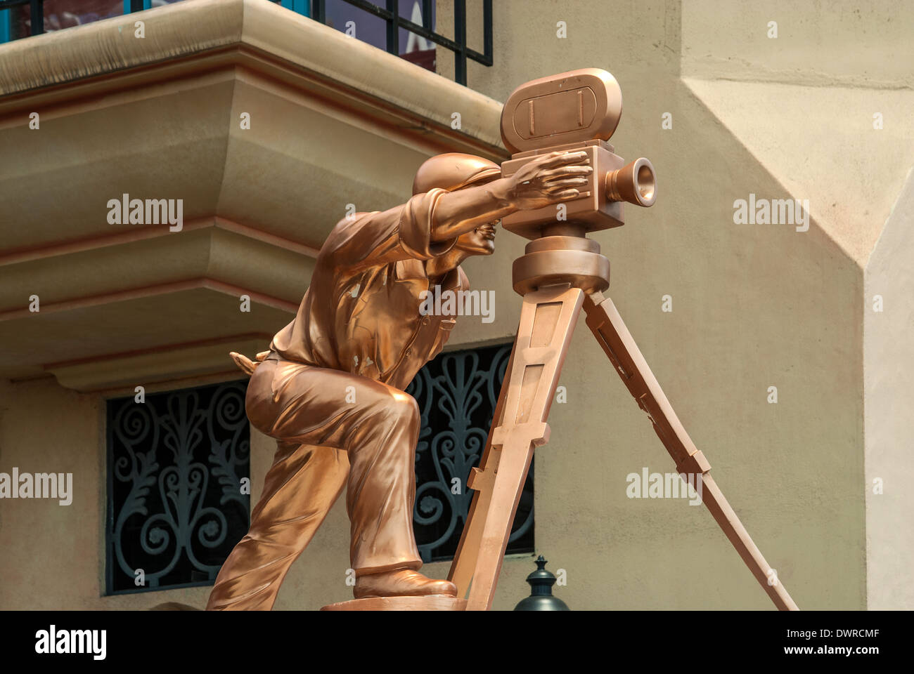 Universal studios statue hi-res stock photography and images - Alamy