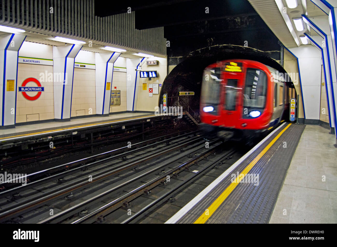 Blackfriars Underground Station platform showing Metropolitan Line ...