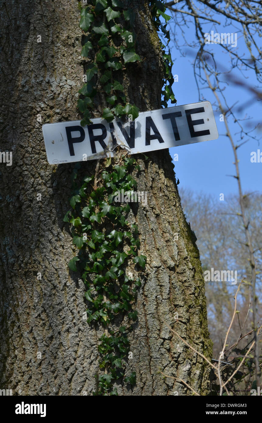 Trespassing sign countryside uk hi-res stock photography and images - Alamy