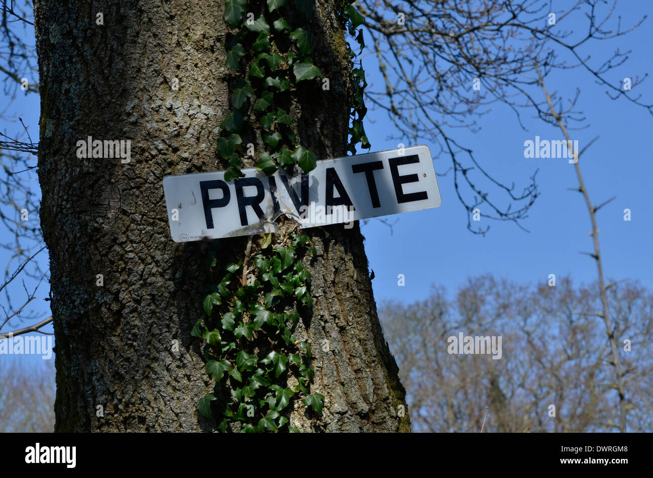 Trespassing sign countryside uk hi-res stock photography and images - Alamy