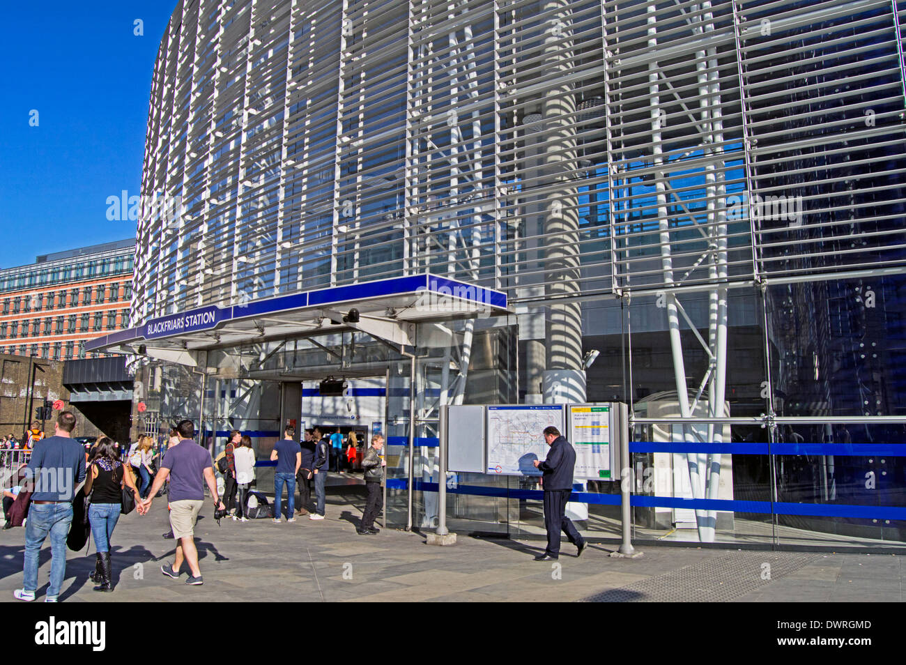 Queen victoria line tube hi-res stock photography and images - Alamy