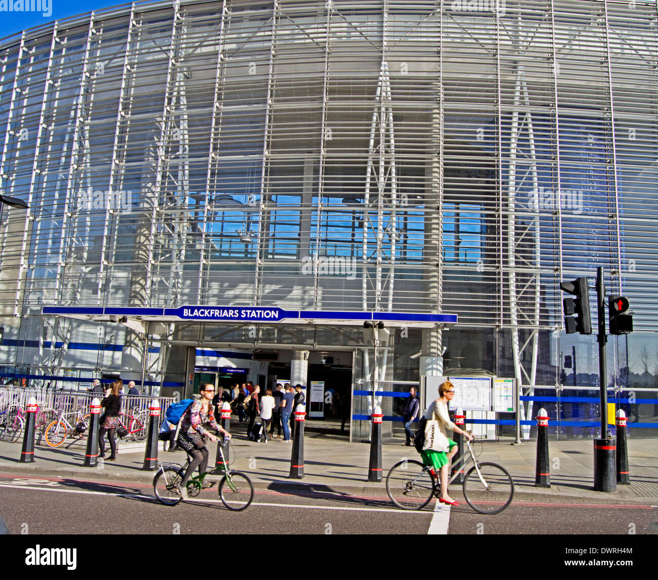 Northern entrance of Blackfriars Station on Queen Victoria Street, City ...