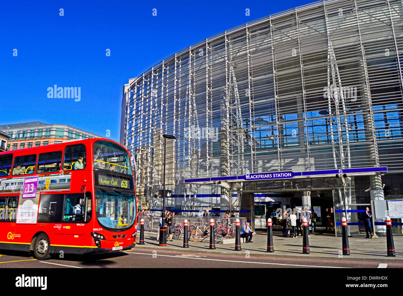 Queen street subway station hi-res stock photography and images - Alamy