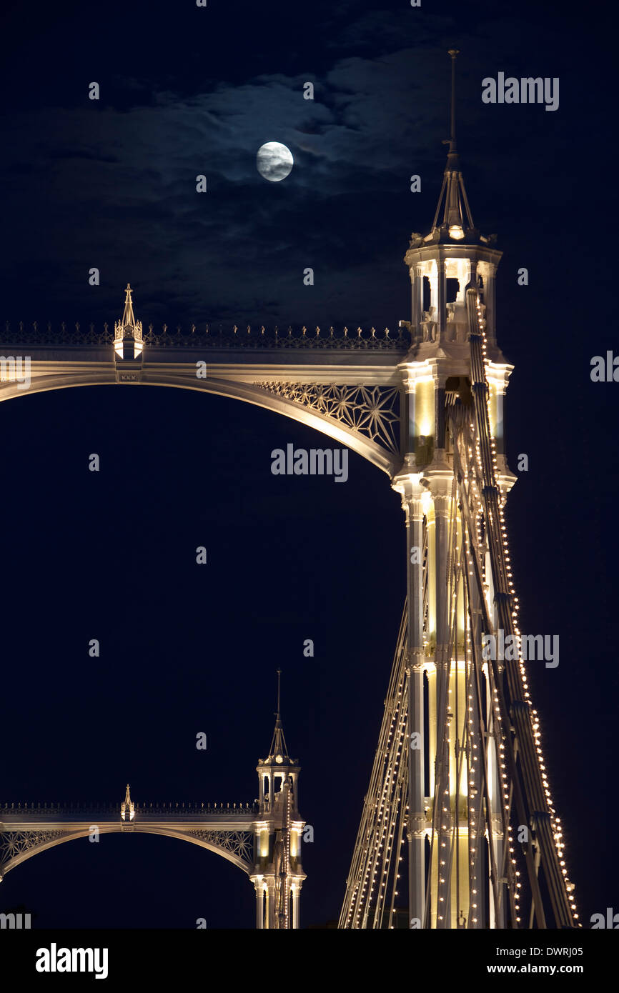 Albert bridge lights at night hi-res stock photography and images - Alamy