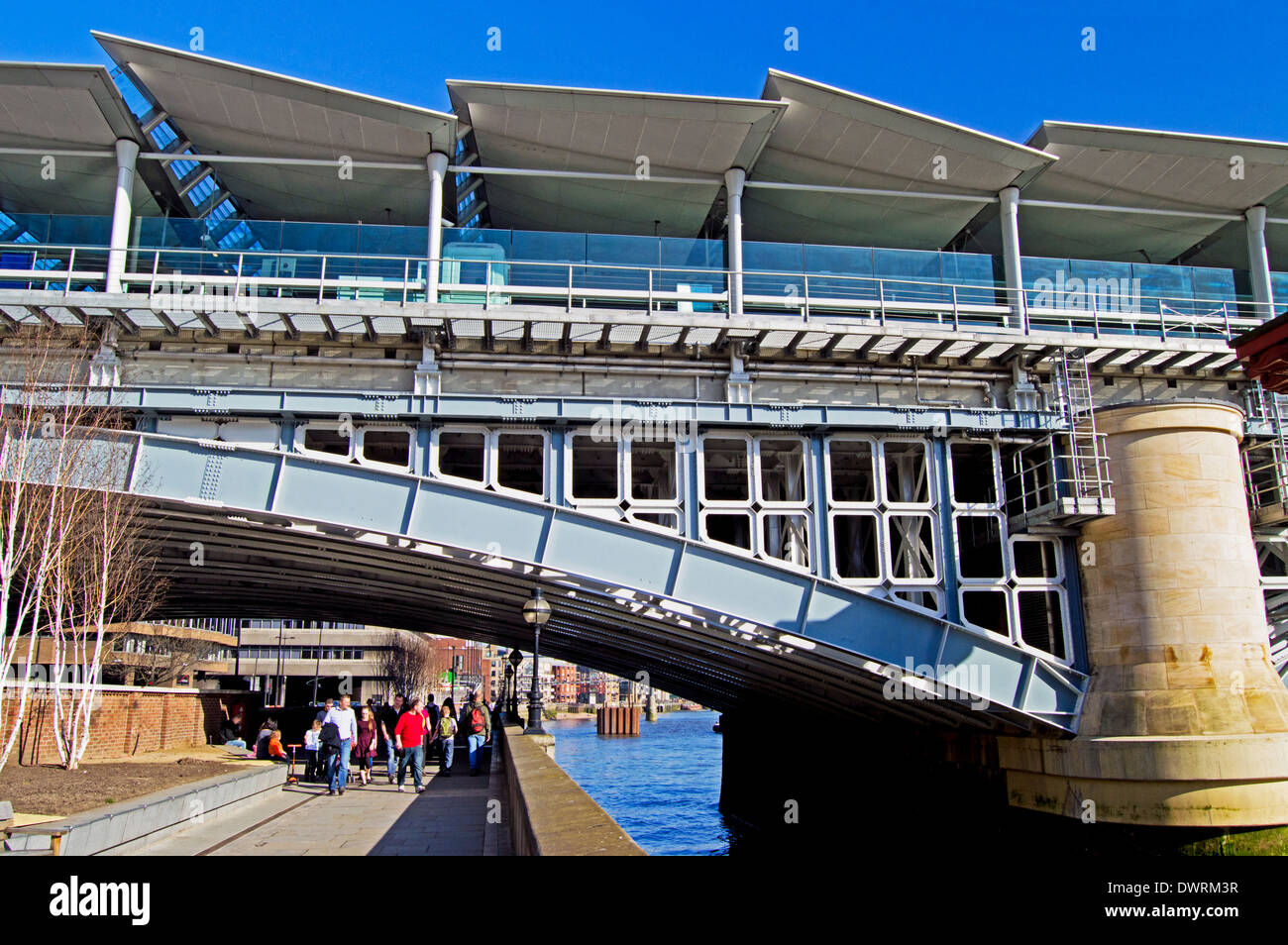 Blackfriars bridge solar panels hi-res stock photography and images - Alamy