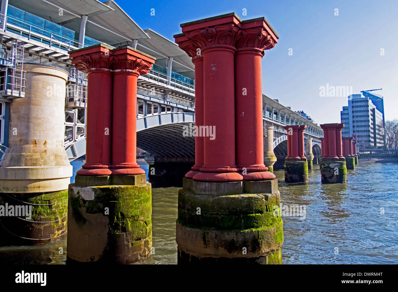 Blackfriars railway bridge pillars old hi-res stock photography and ...