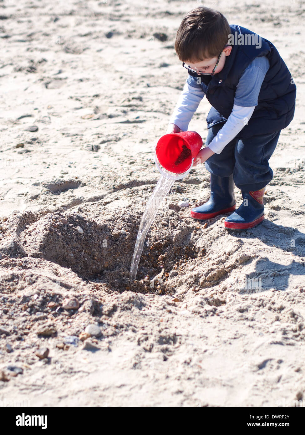 Pour bucket of water beach hi-res stock photography and images - Alamy
