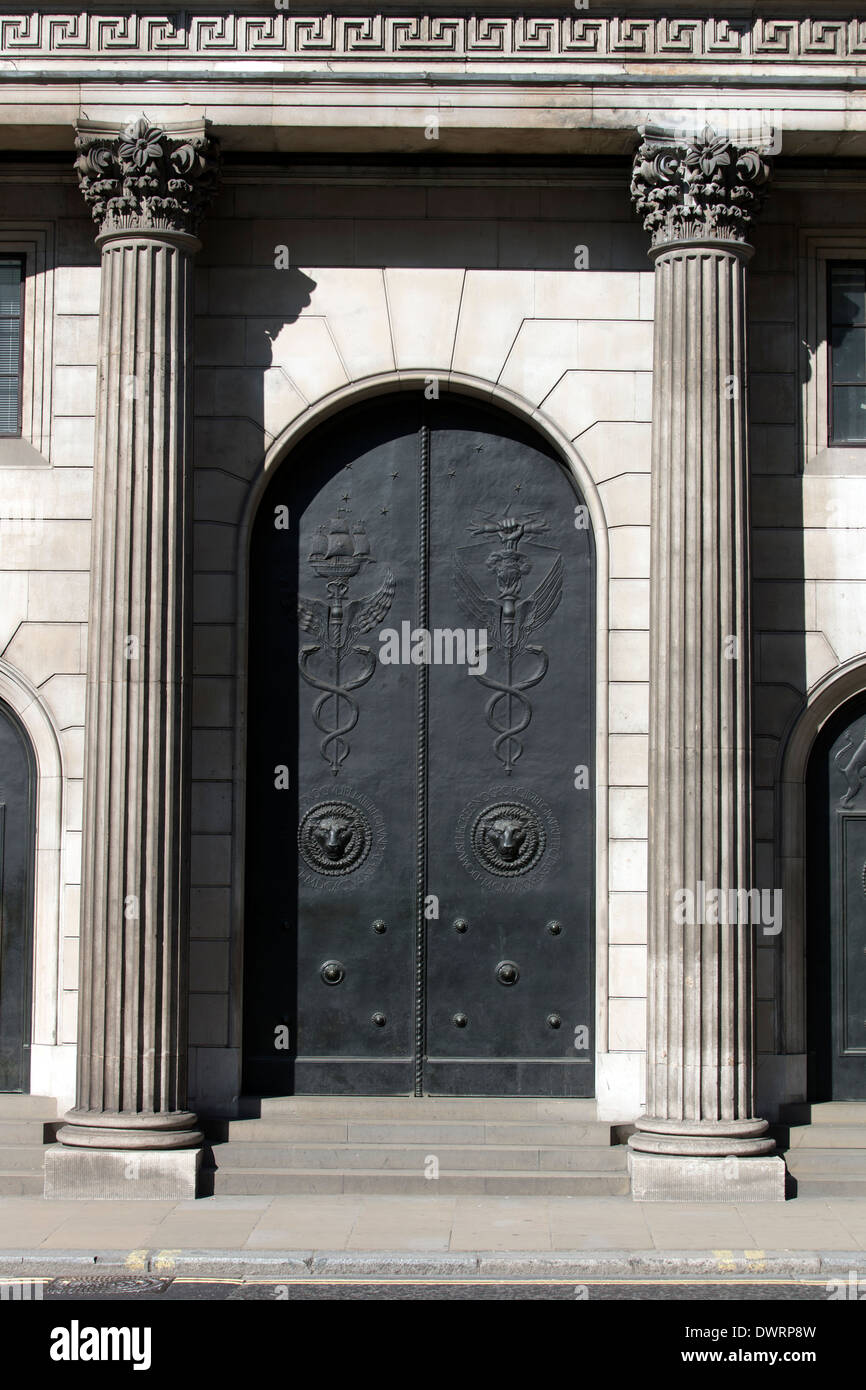 Entrance to the Bank of England, Threadneedle Street, London, England ...