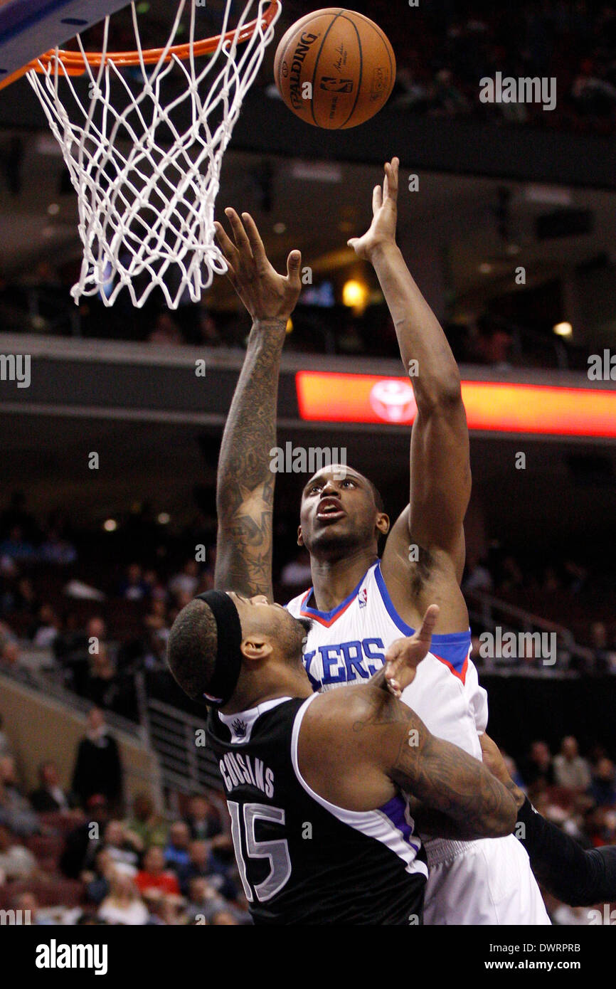 Philadelphia 76ers thaddeus young shoots hi-res stock photography and ...