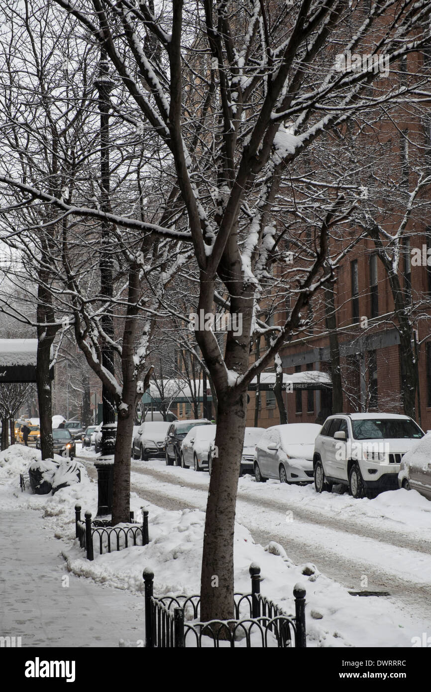 Snowstorm city hi-res stock photography and images - Alamy