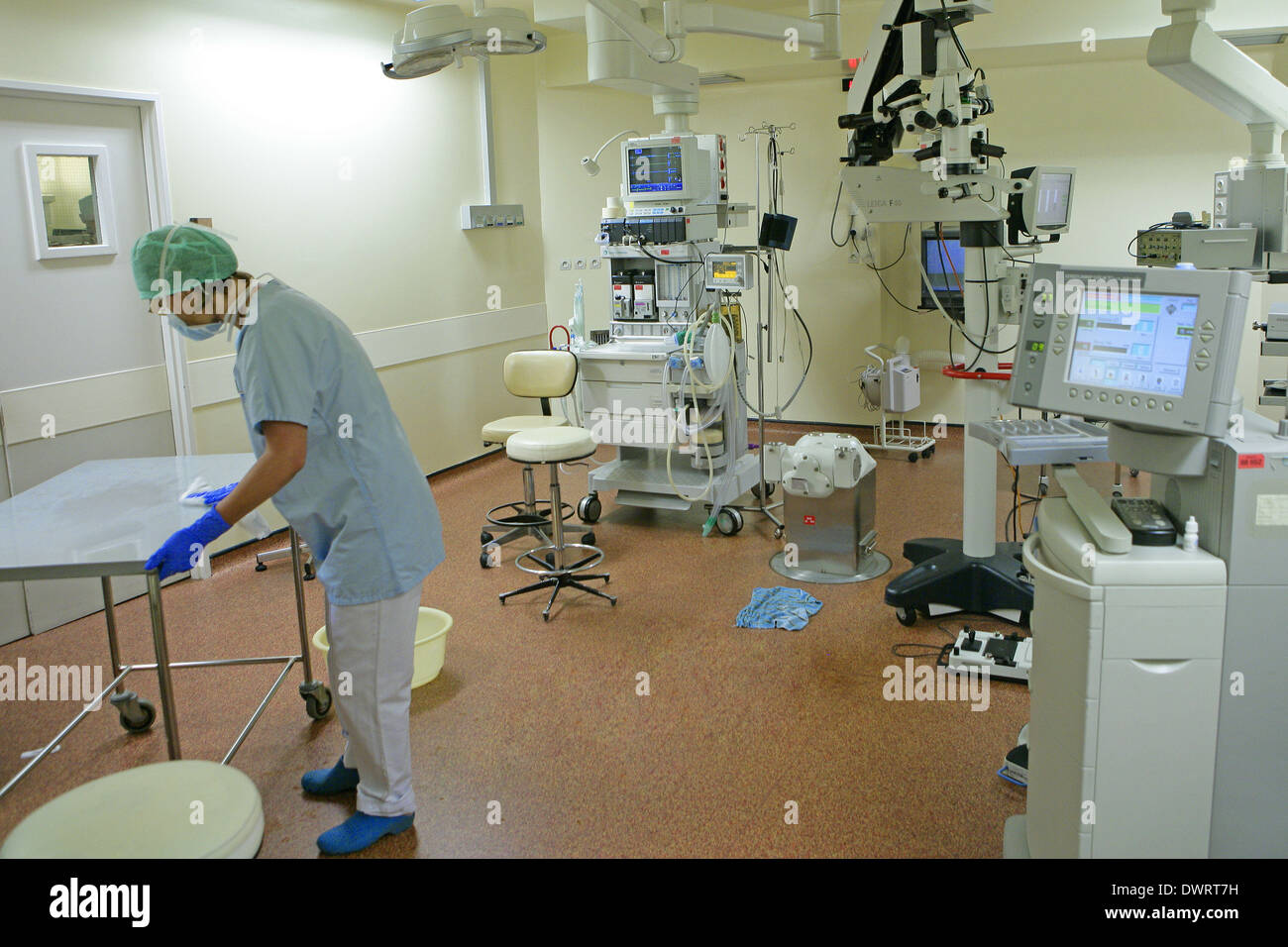 Hospital wash room hi-res stock photography and images - Alamy