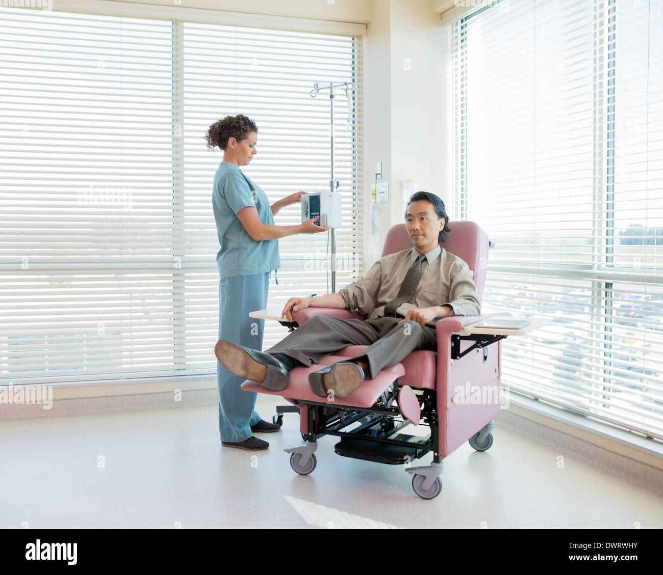 Chemotherapy nurse hi-res stock photography and images - Alamy
