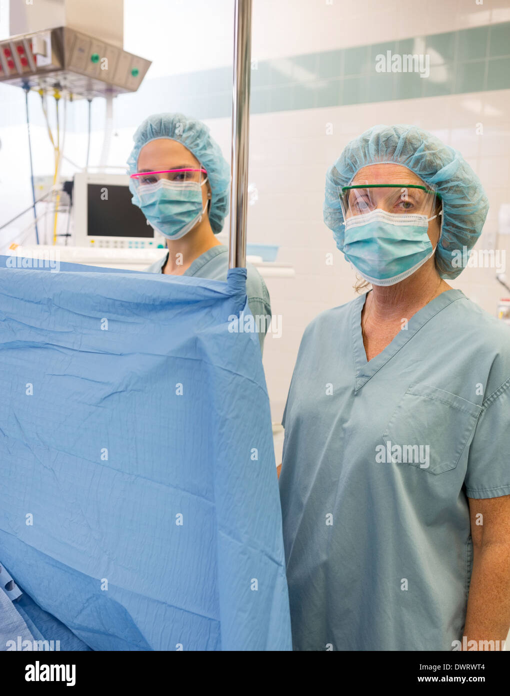 Patient oxygen mask in operating hi-res stock photography and images ...