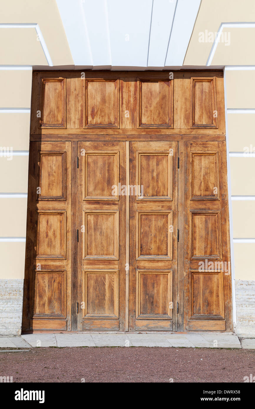 Big wooden gate in yellow classical facade. St.Petersburg, Russia Stock ...