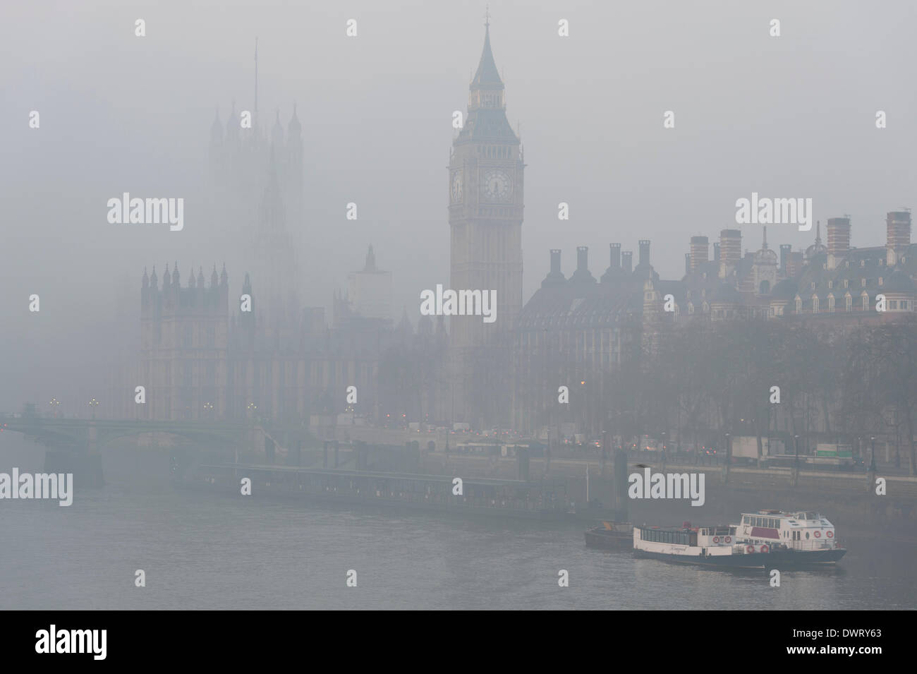 Foggy parliament hi-res stock photography and images - Alamy