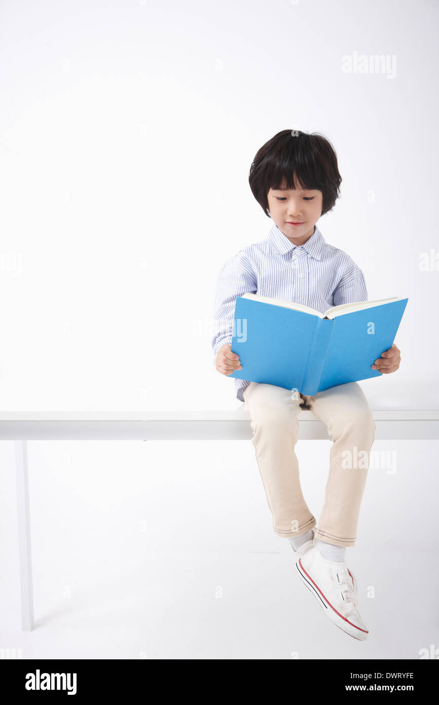 Reading table full hi-res stock photography and images - Alamy