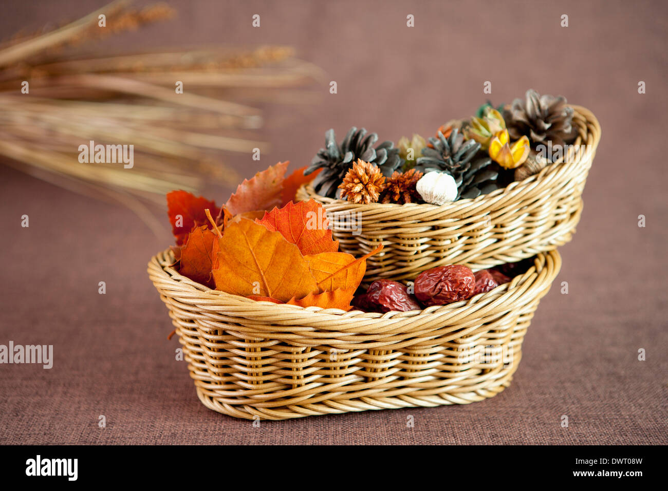 Basket fallen autumn leaves hi-res stock photography and images - Alamy