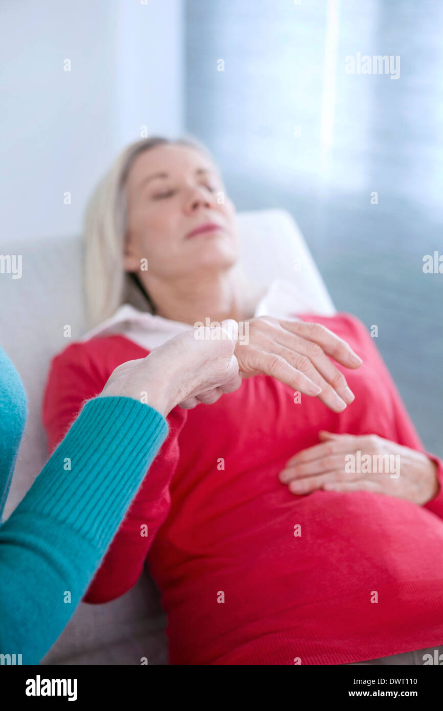 Hypnotherapy senior hi-res stock photography and images - Alamy