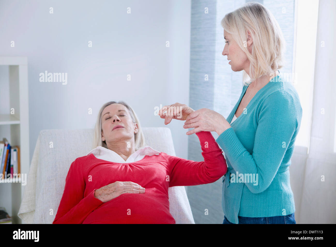 Hypnotherapy senior hi-res stock photography and images - Alamy
