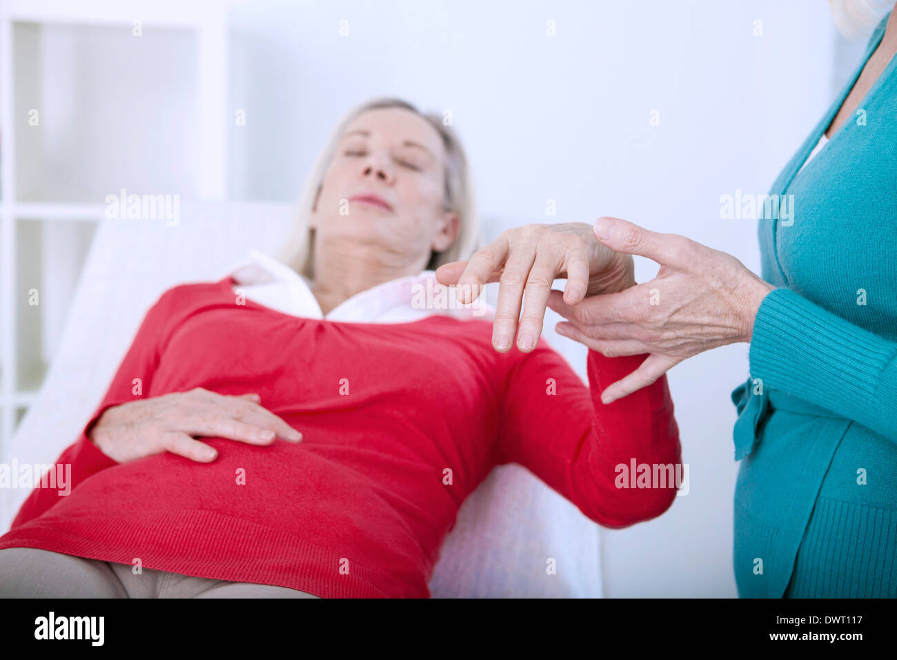 Hypnotherapy senior hi-res stock photography and images - Alamy