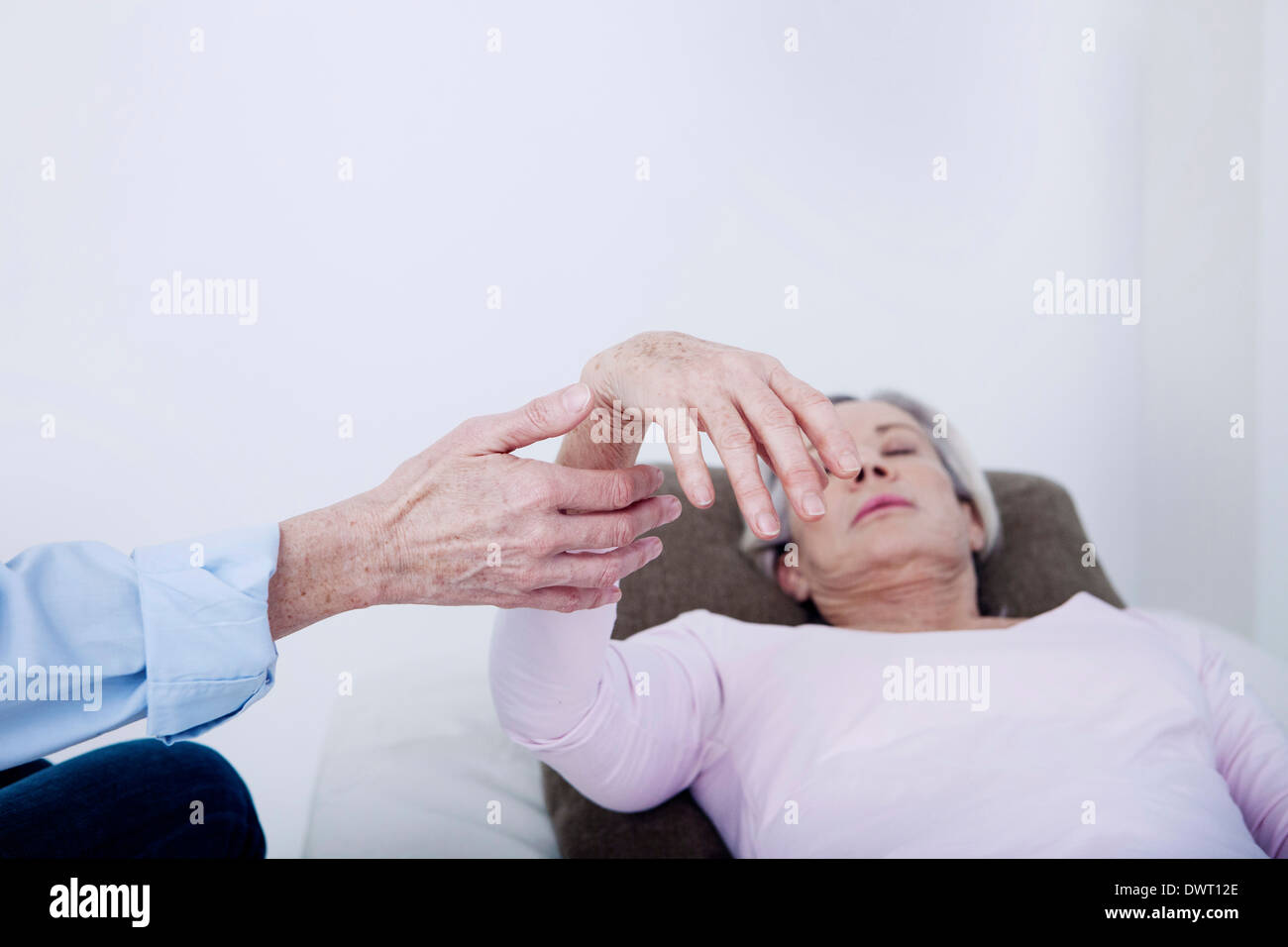 Hypnotherapy senior hi-res stock photography and images - Alamy