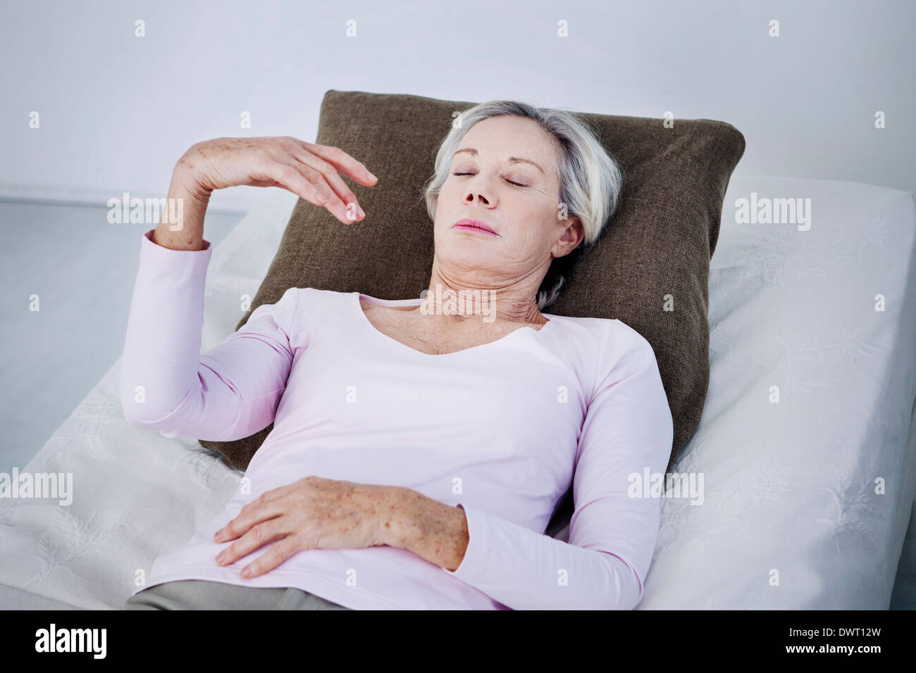 Hypnotherapy senior hi-res stock photography and images - Alamy