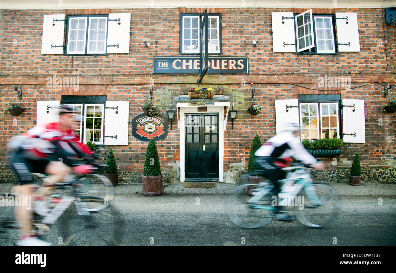 The chequers pub oxfordshire uk hi-res stock photography and images - Alamy