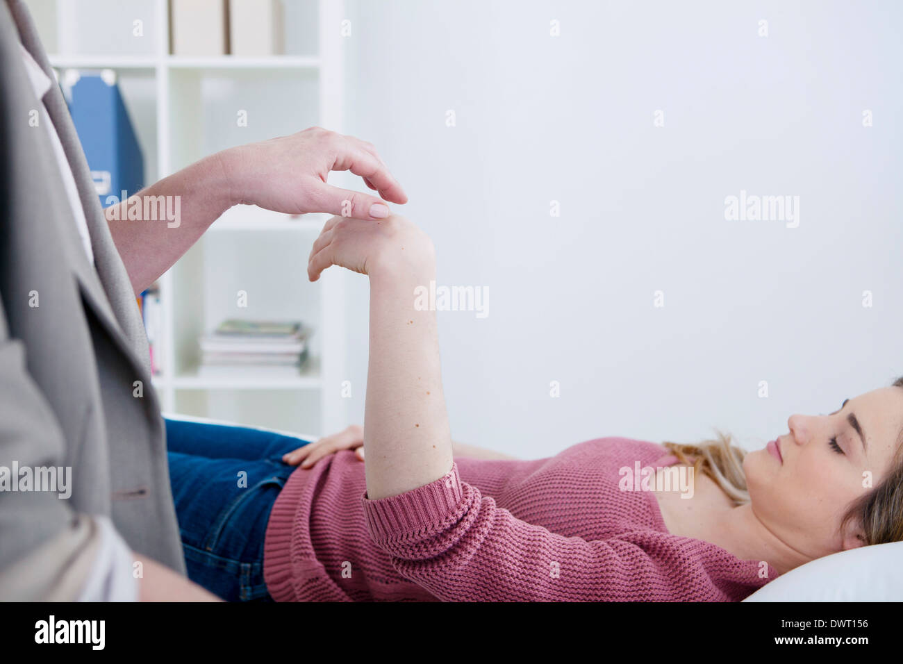 Hypnosis woman hi-res stock photography and images - Alamy