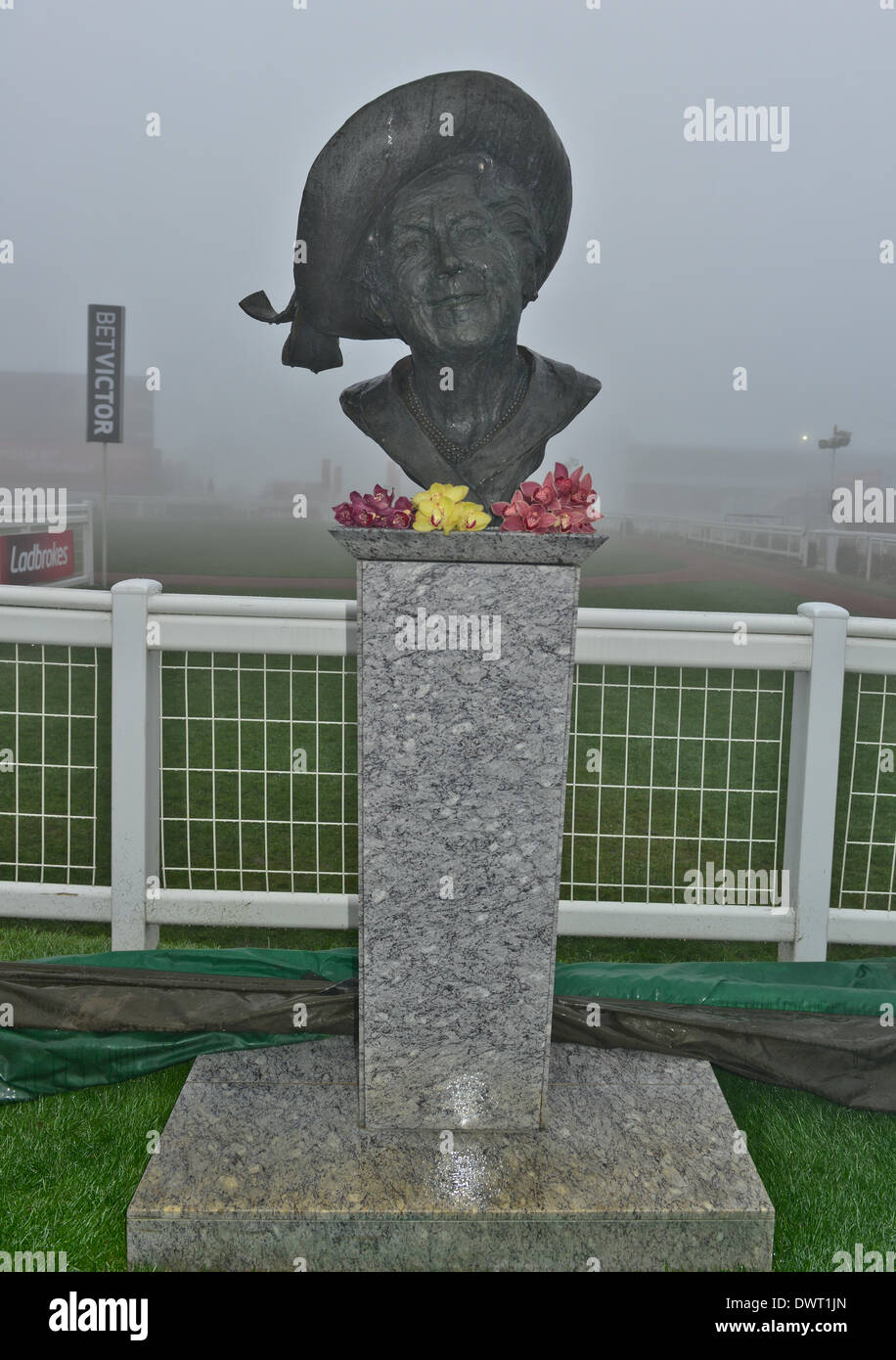Cheltenham festival queen mother statue hi-res stock photography and ...