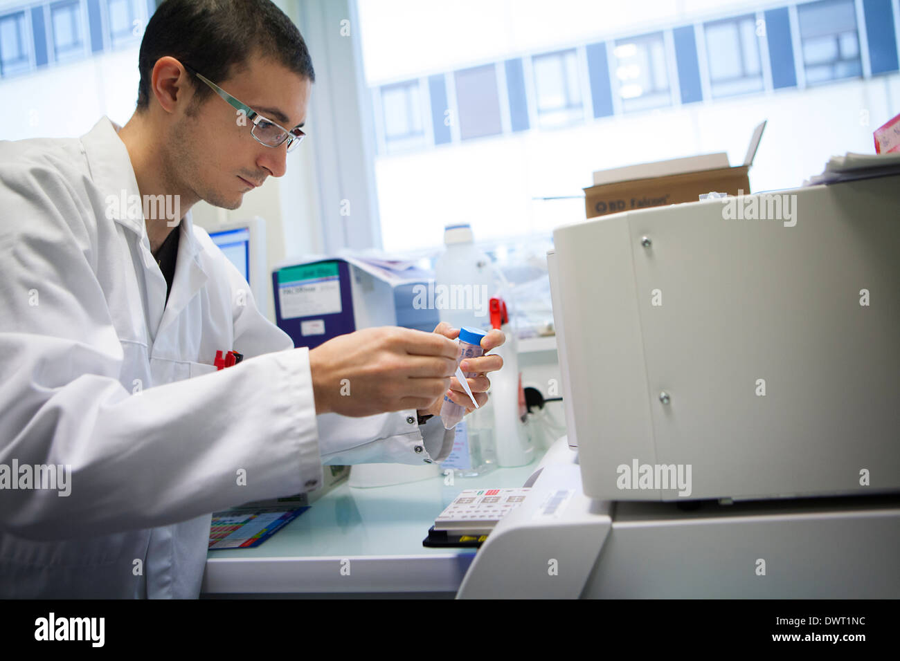 Cellular research hi-res stock photography and images - Alamy