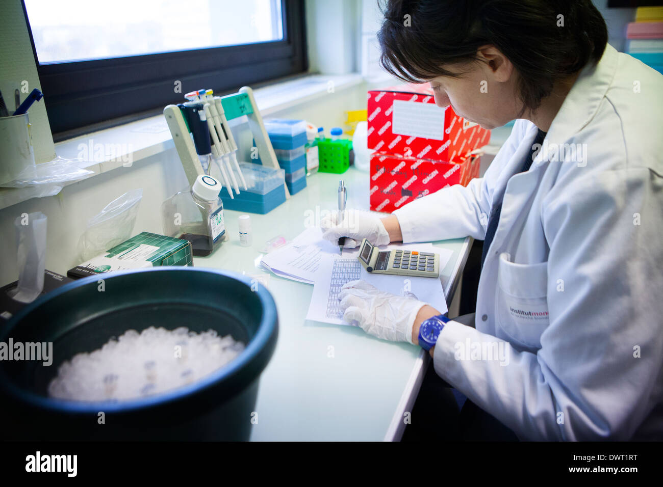 Analytical research lab sample hi-res stock photography and images - Alamy
