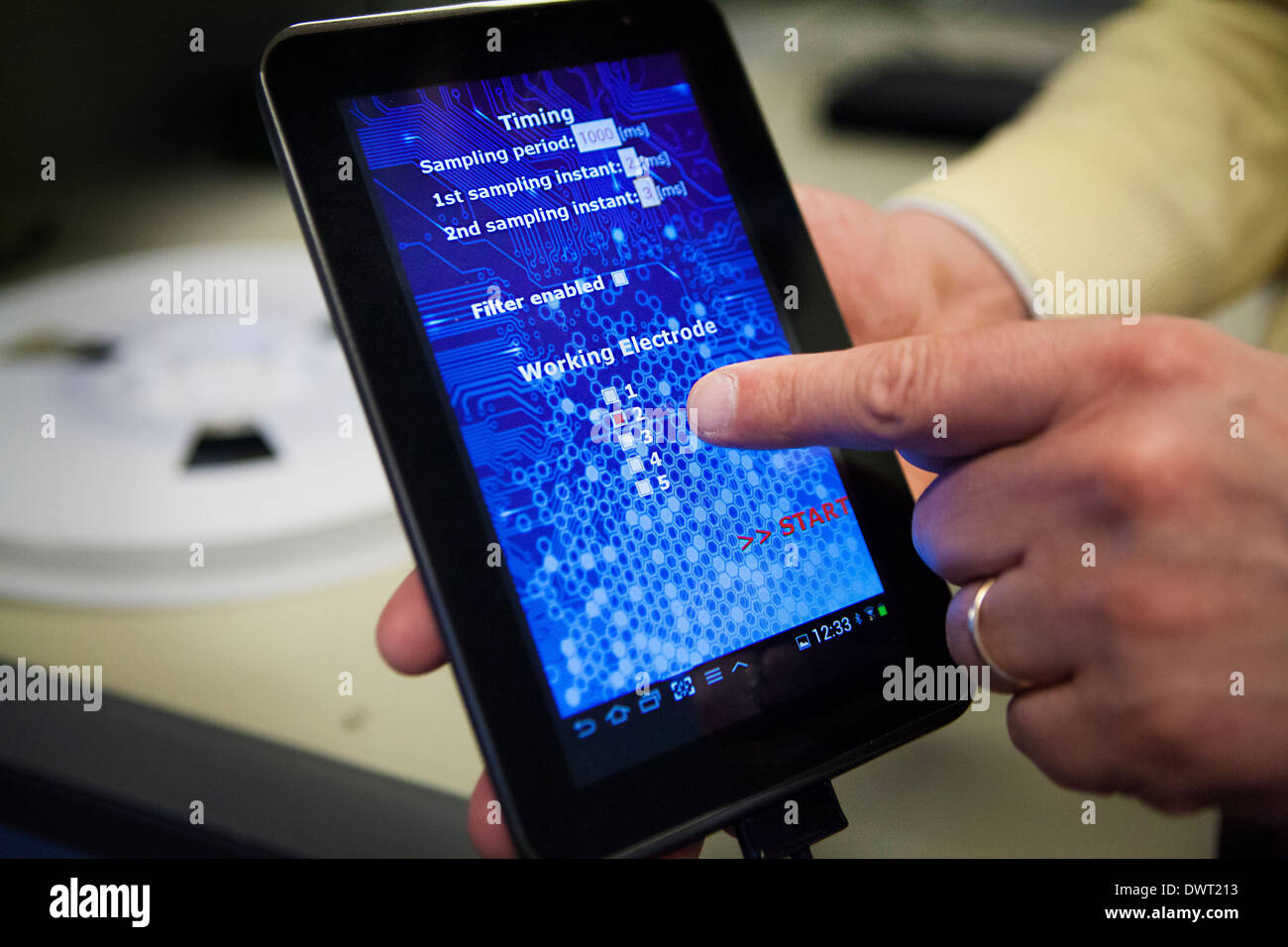 Monitoring application hi-res stock photography and images - Alamy