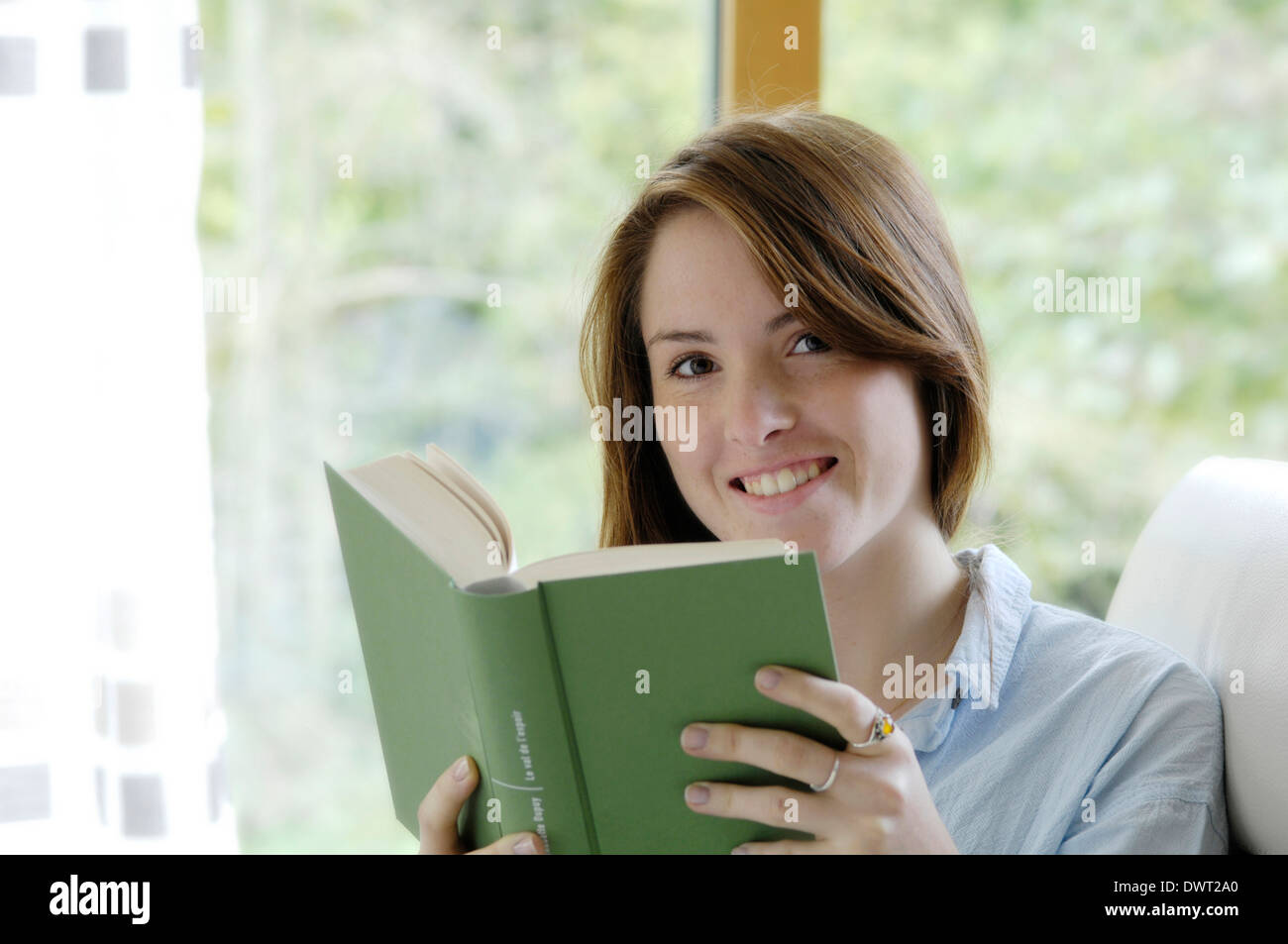 12 year old girl reading hi-res stock photography and images - Alamy