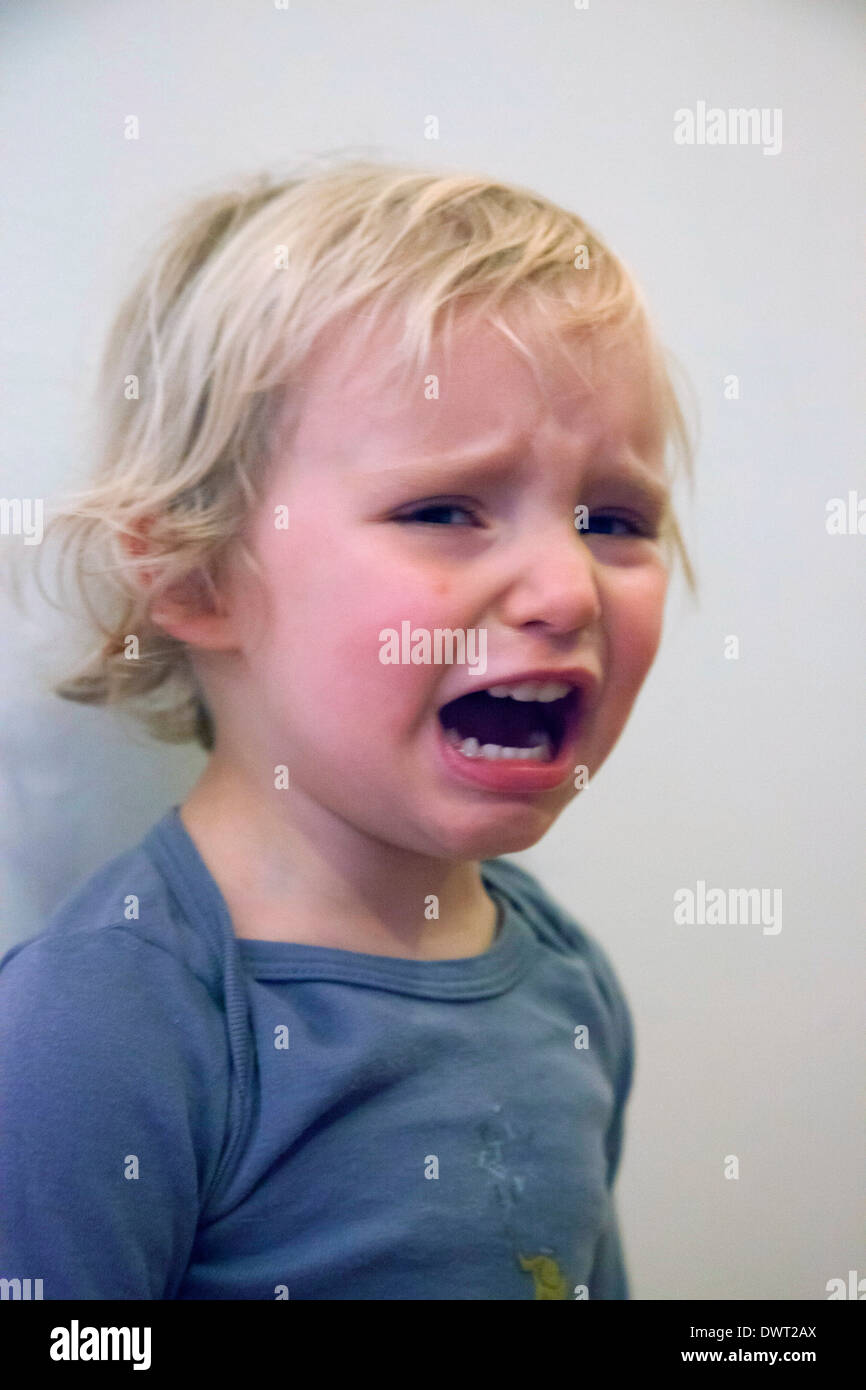 Child cry alone moody hi-res stock photography and images - Alamy