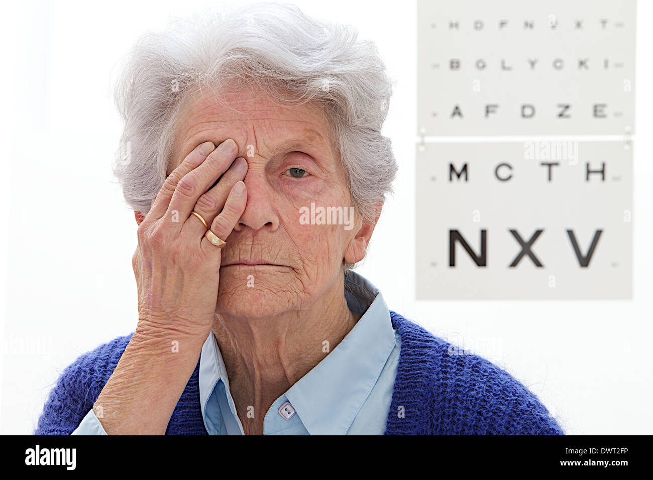 Elderly woman eye test hi-res stock photography and images - Alamy