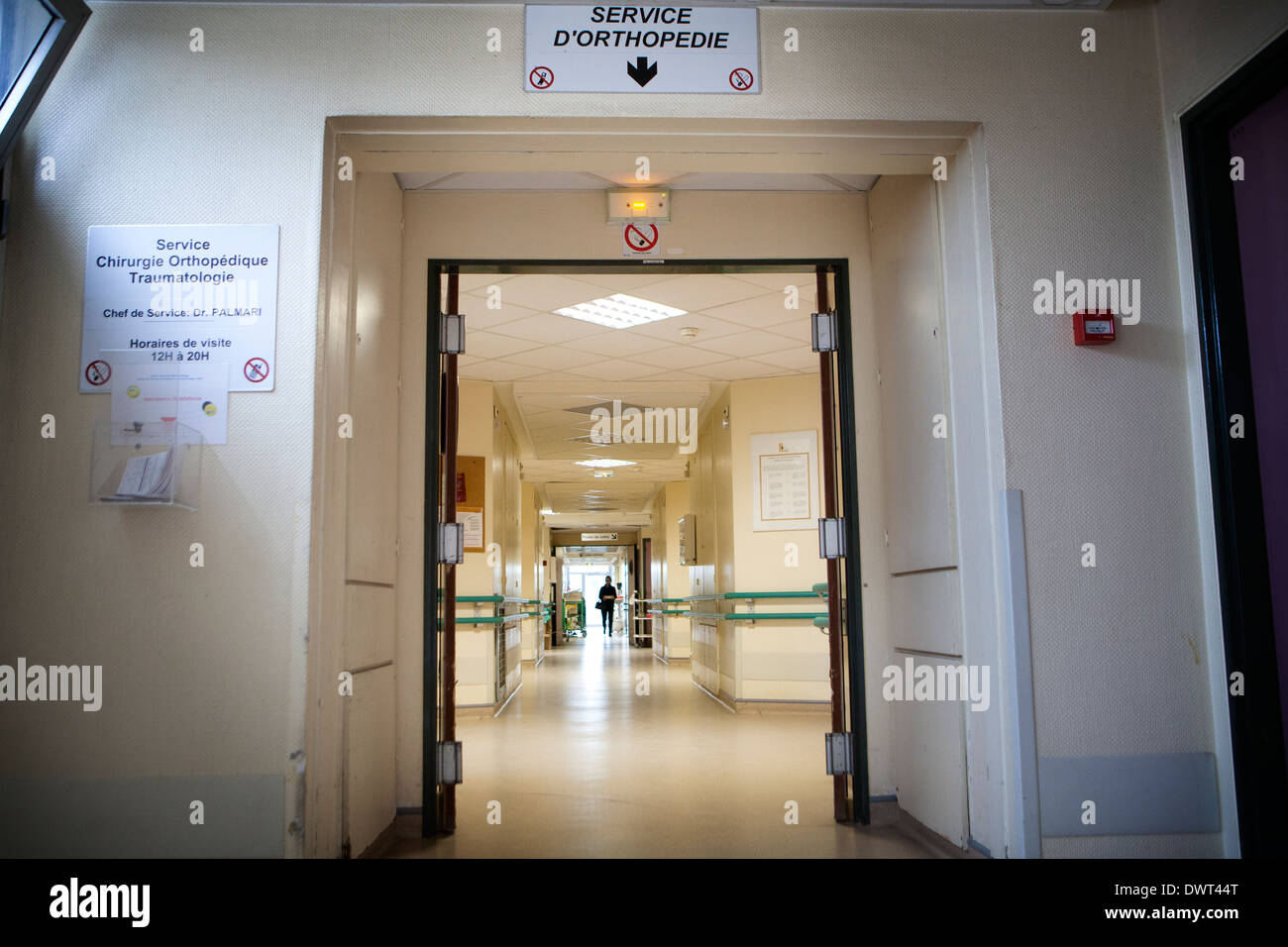 Hospital corridor with signs hi-res stock photography and images - Alamy