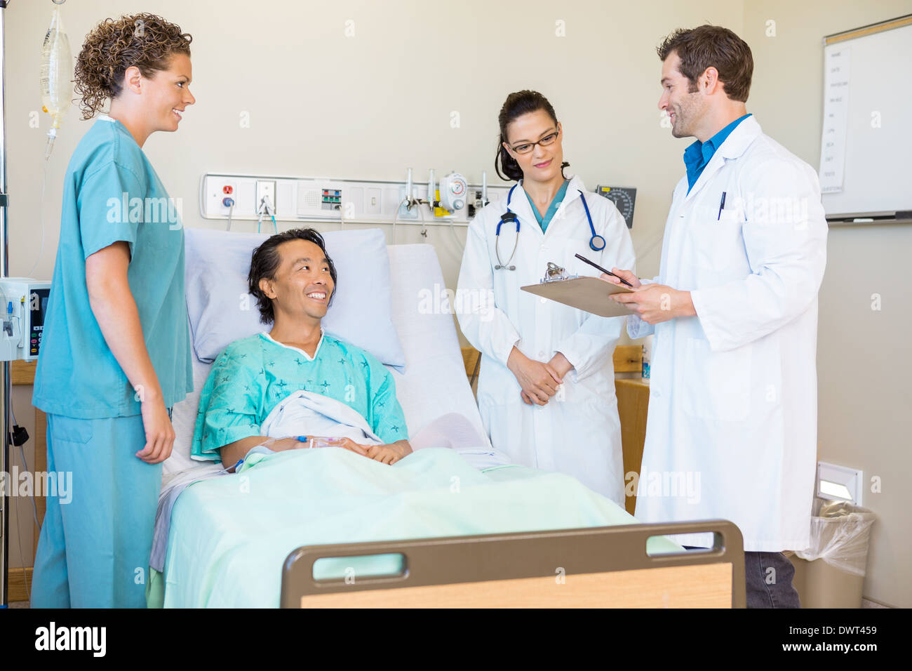 Patient doctors recovery room hi-res stock photography and images - Alamy