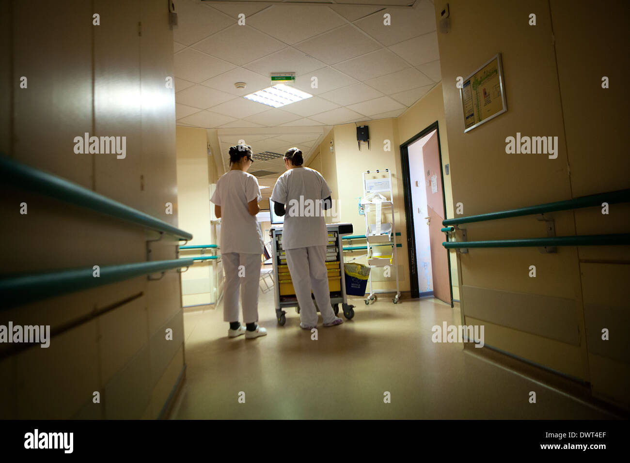 Female nurse back corridor hi-res stock photography and images - Alamy