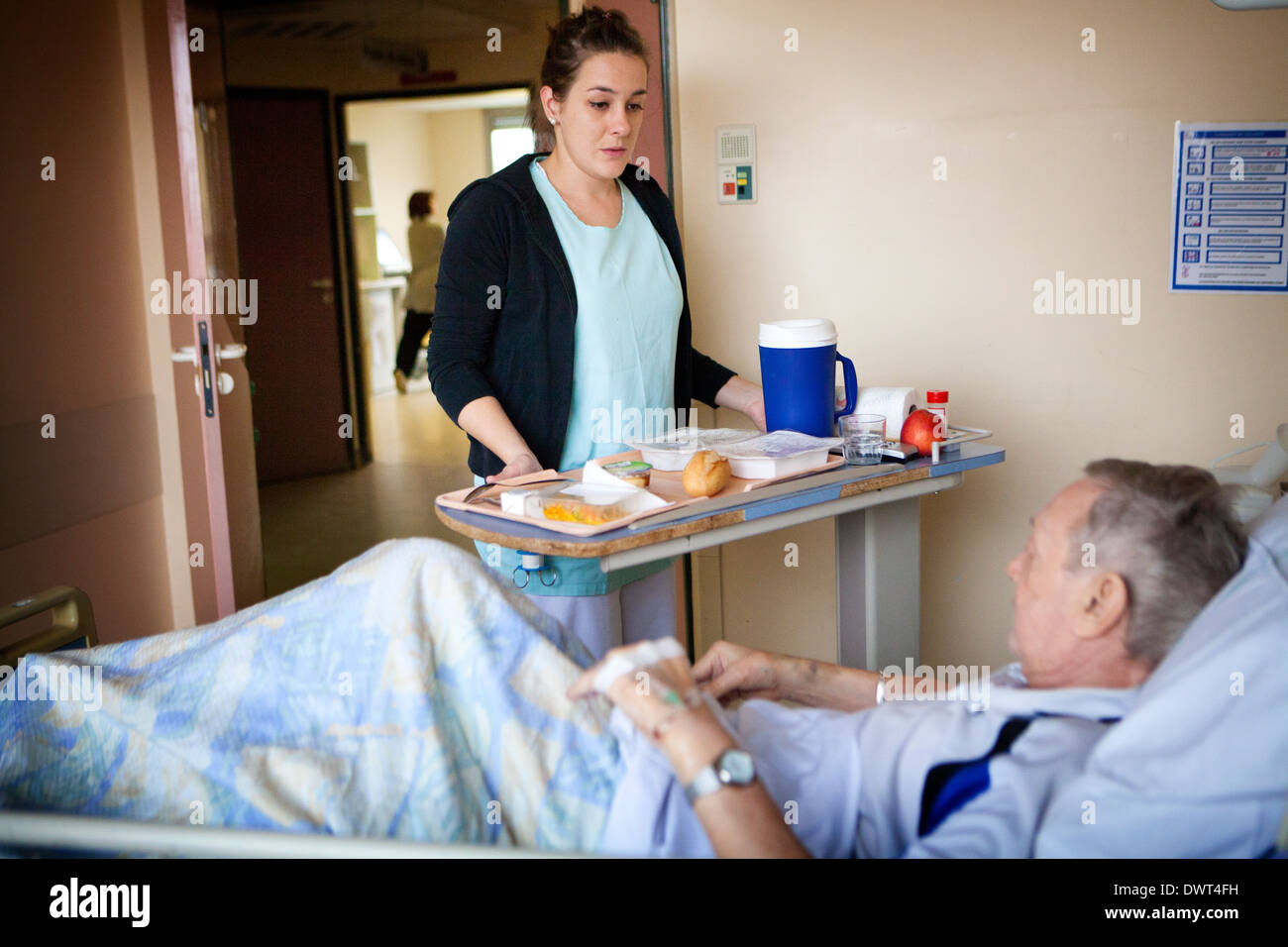 Patient hospital bed dinner hi-res stock photography and images - Alamy
