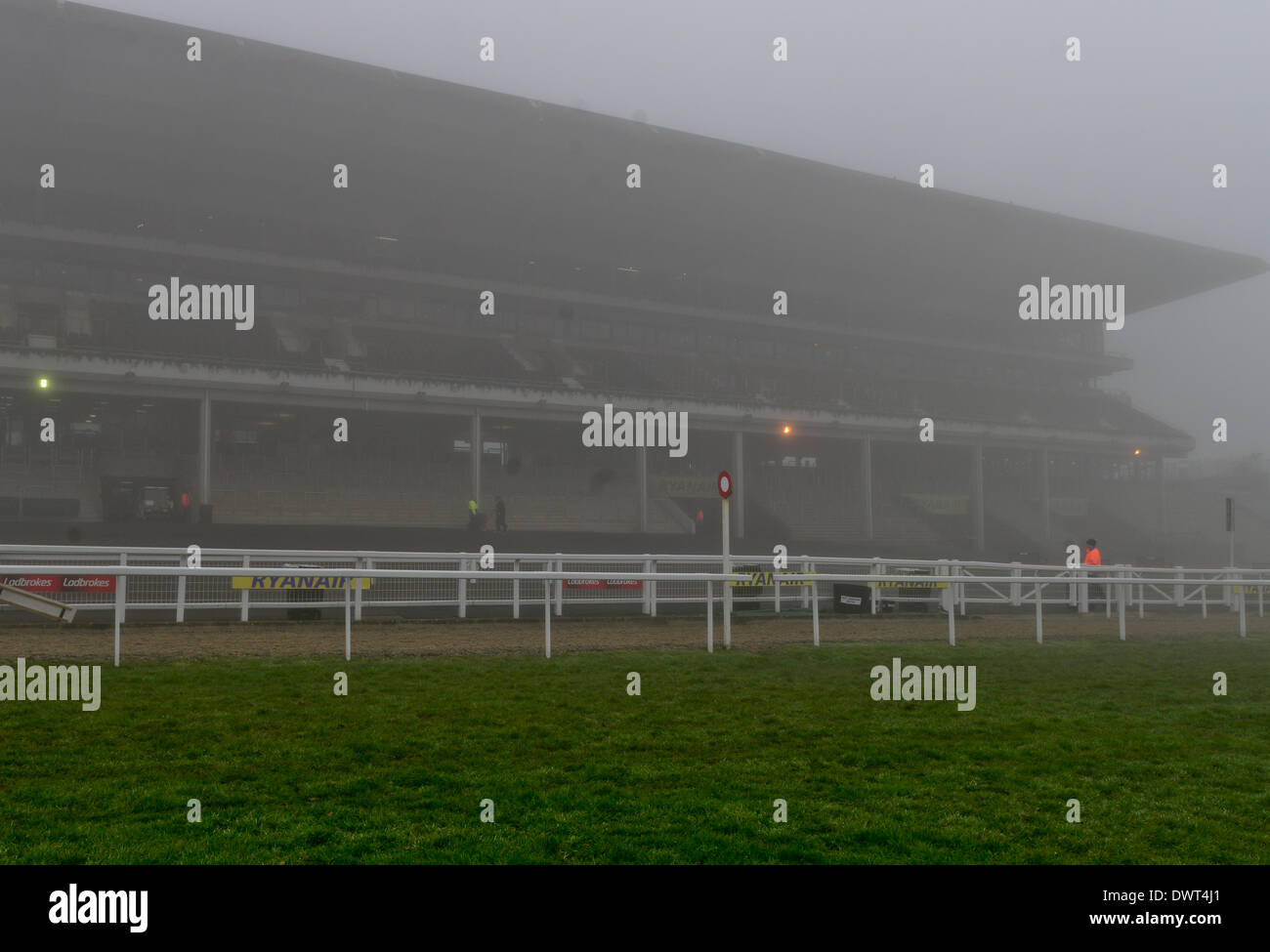 Horseracing cheltenham racecourse hi-res stock photography and images ...