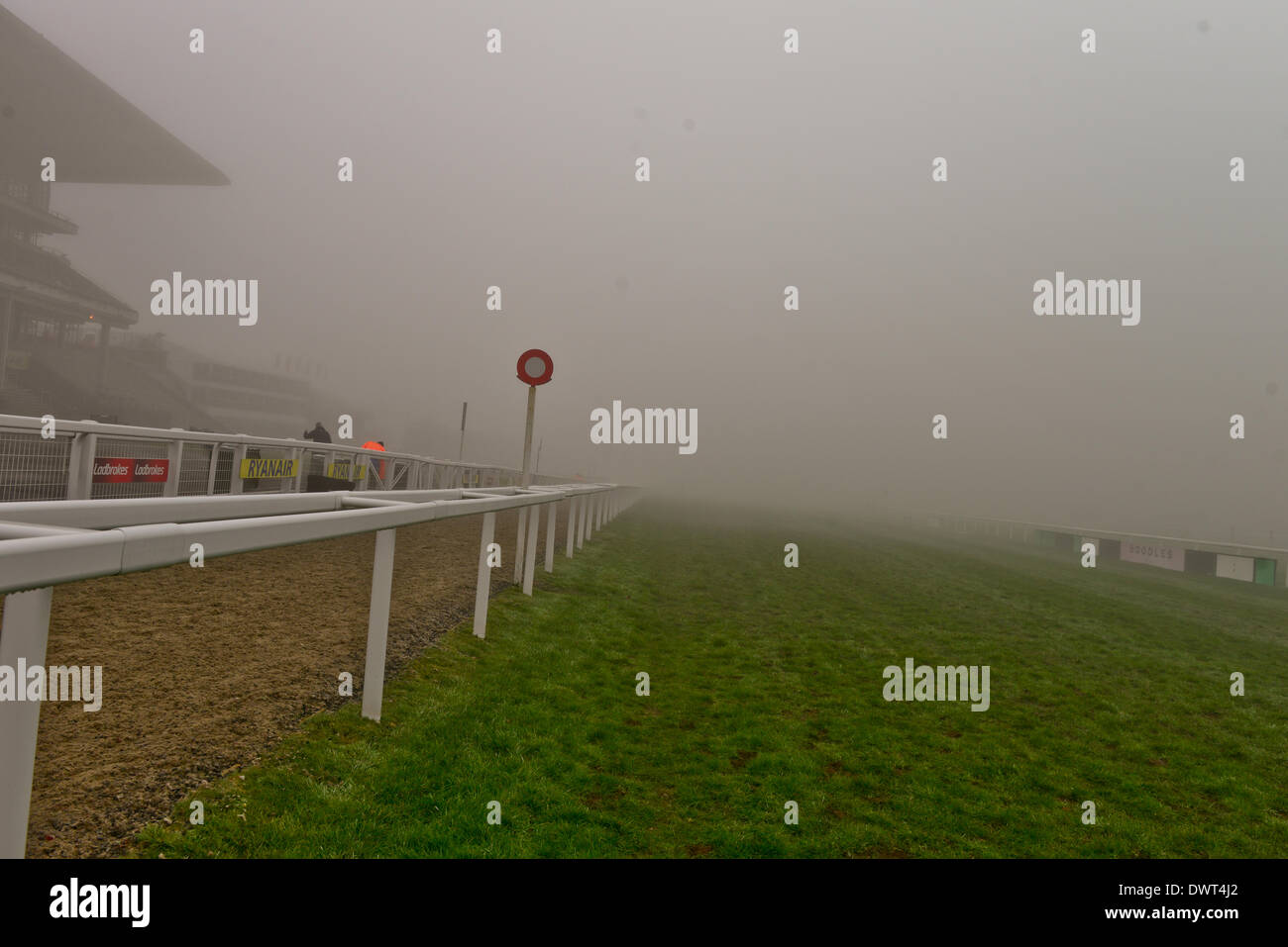 Grandstand cheltenham racecourse hi-res stock photography and images ...