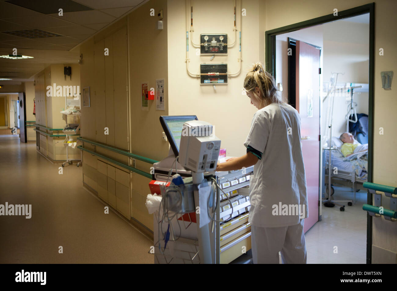 Nurses with patients trolley hi-res stock photography and images - Alamy