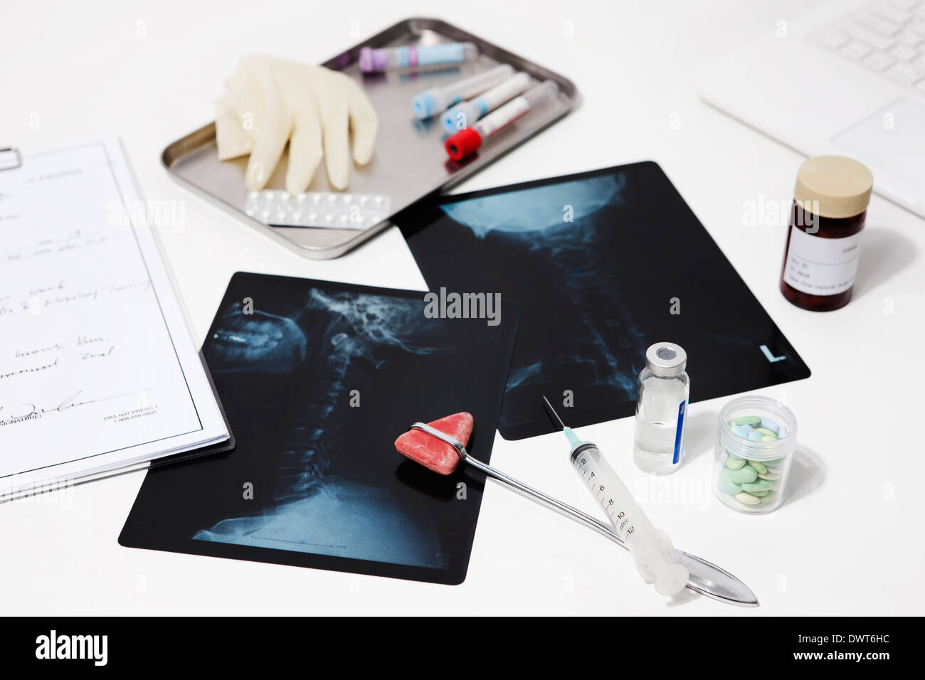 Doctors tray hi-res stock photography and images - Alamy