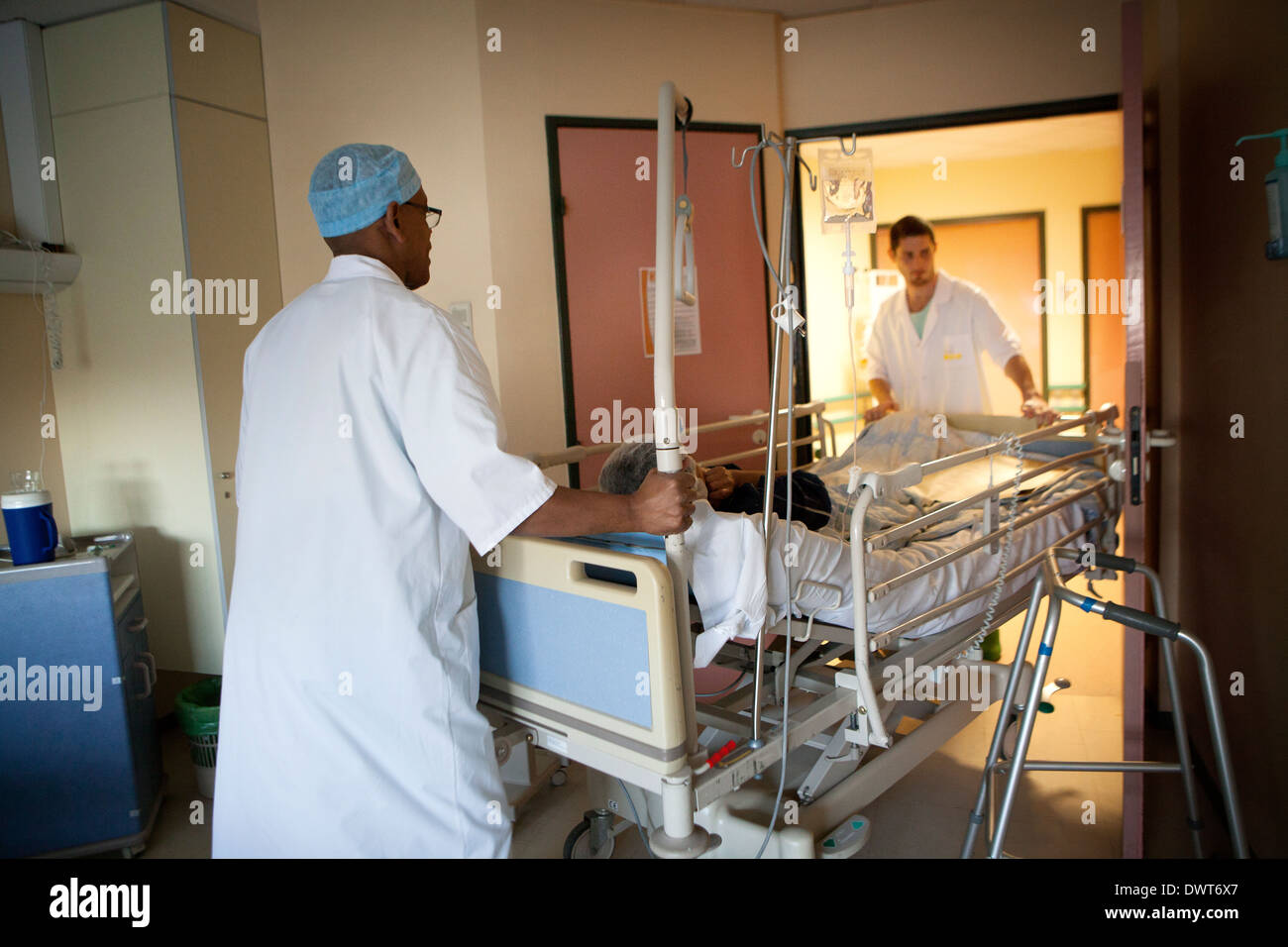 Stretcher bearer hospital hi-res stock photography and images - Alamy