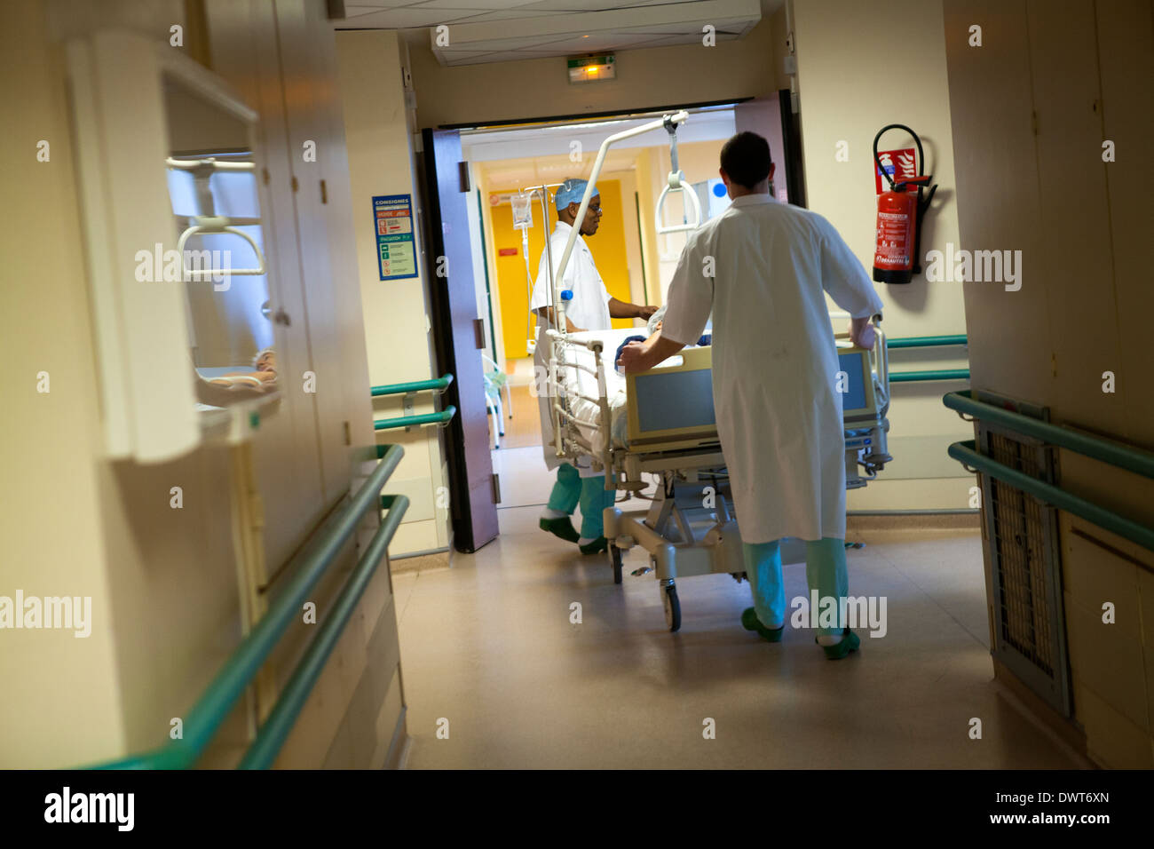 Stretcher bearers hi-res stock photography and images - Alamy