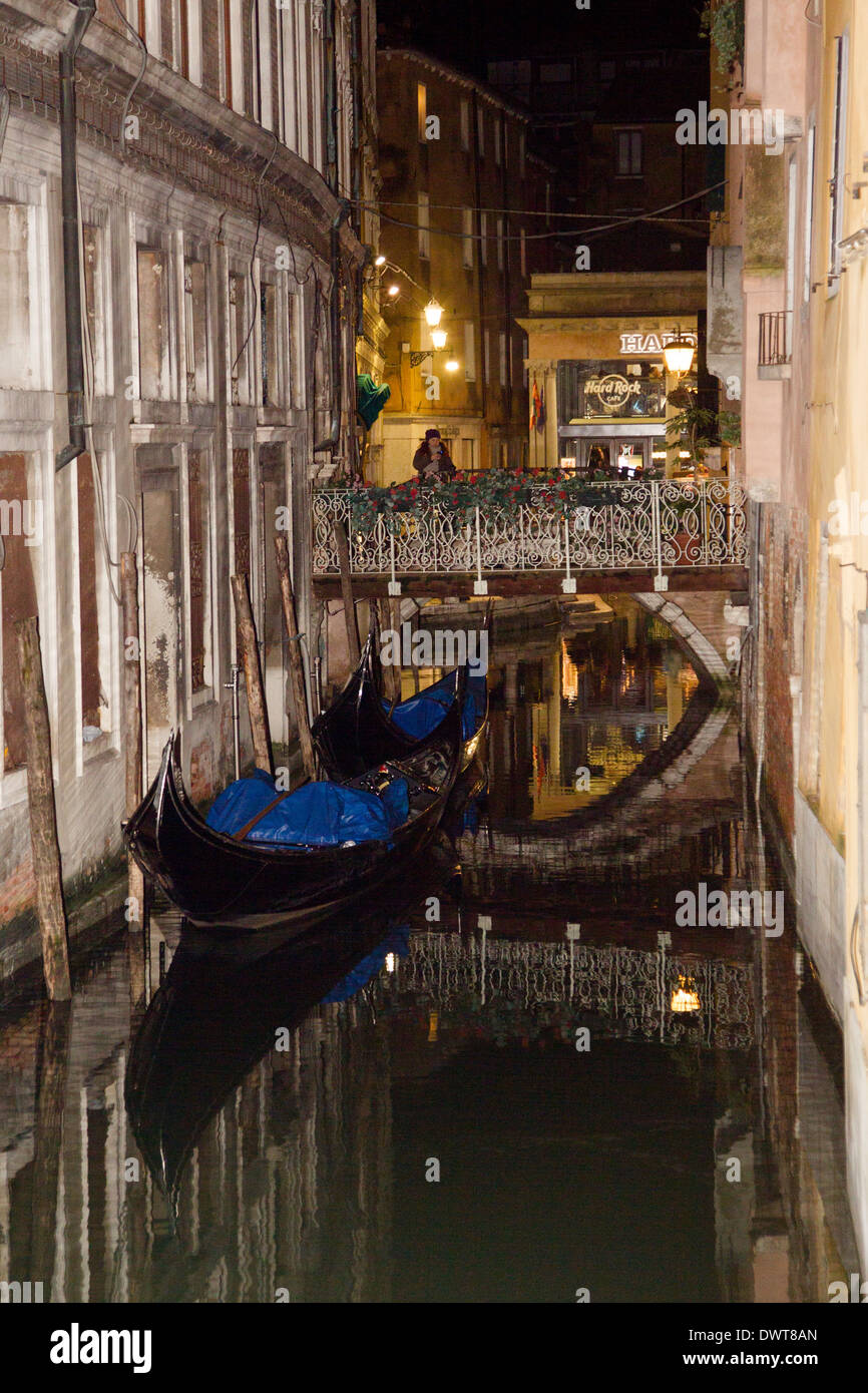 Back alleys hi-res stock photography and images - Alamy